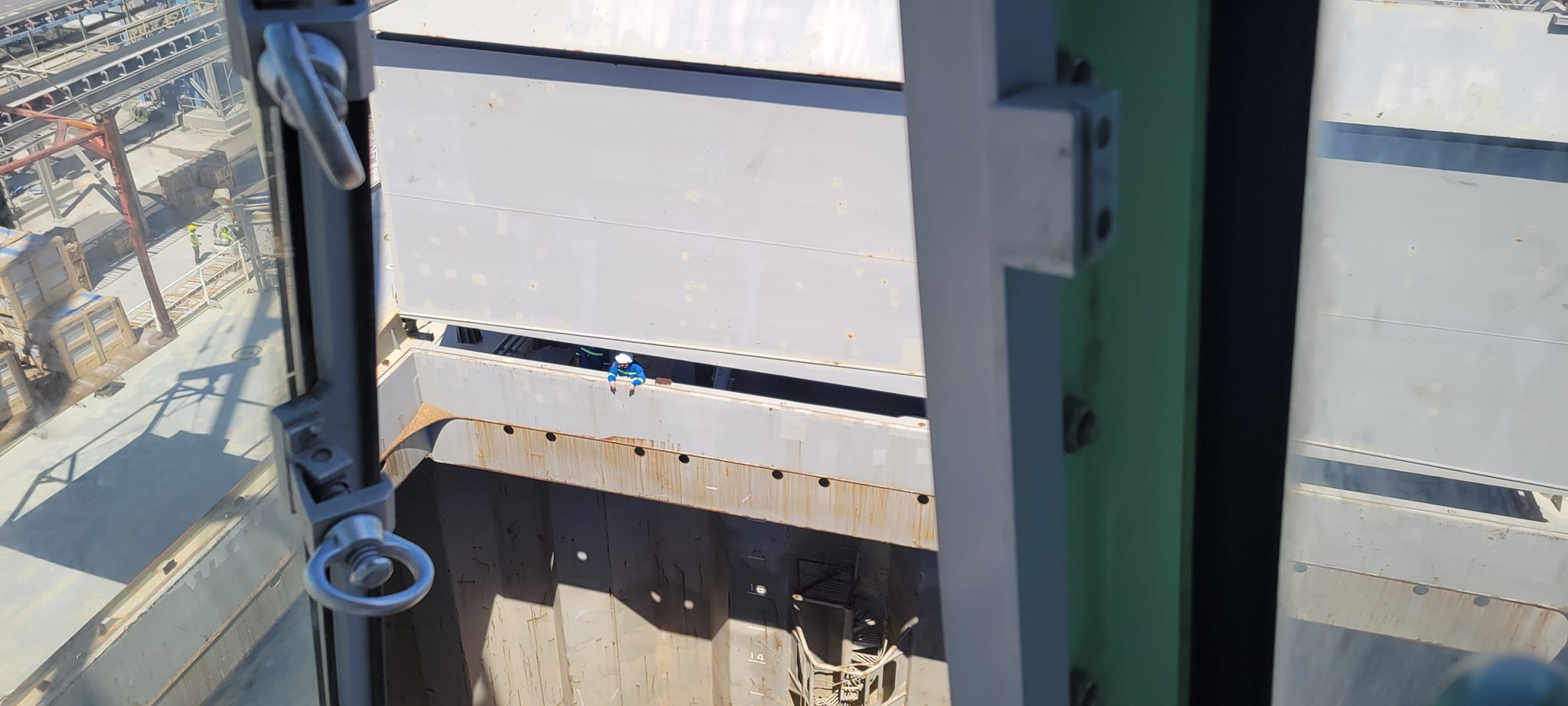 Shipboard Worker Struck & Killed By Clamshell Bucket During Bulk Cargo ...